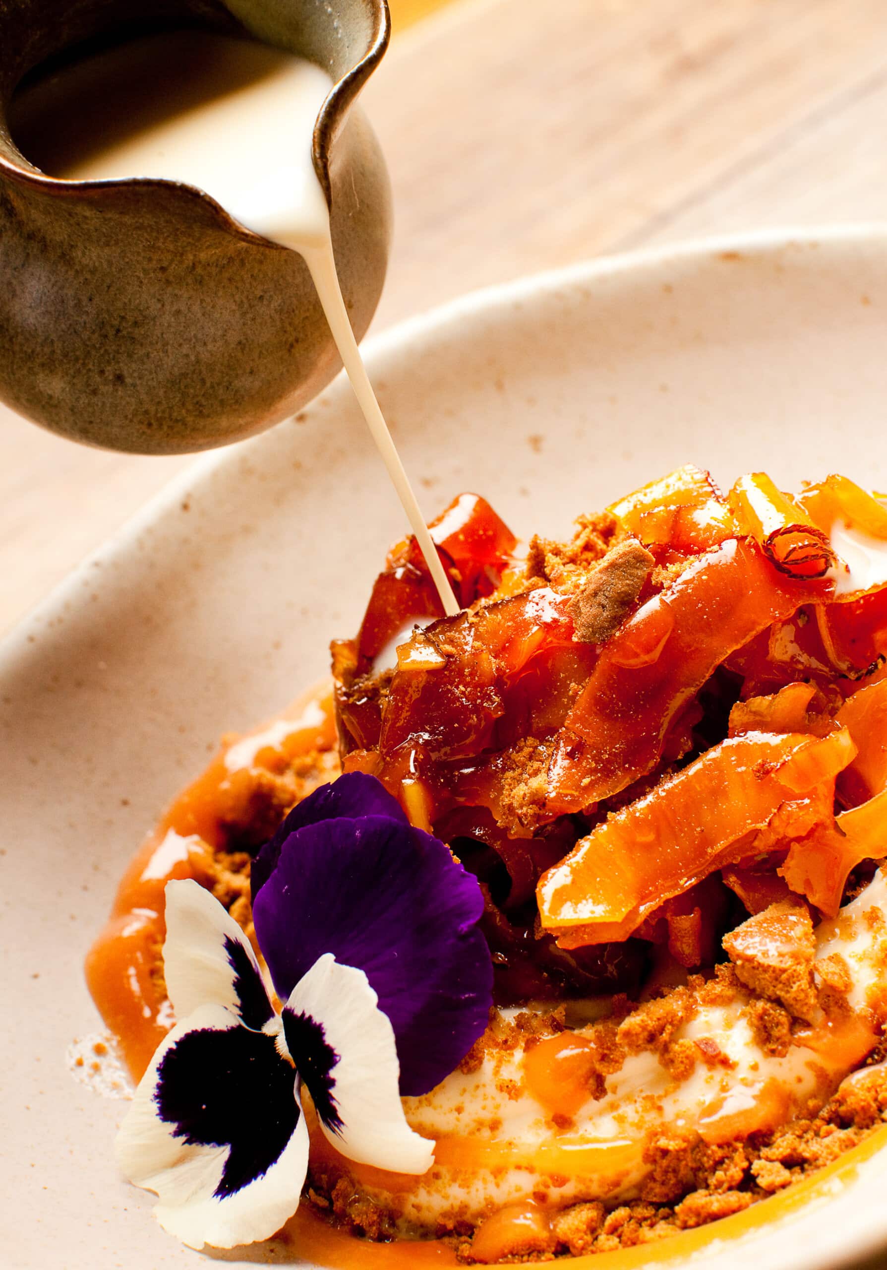 Quebra-queixo com creme de nata, calda de acerola e crocante de bolacha ...