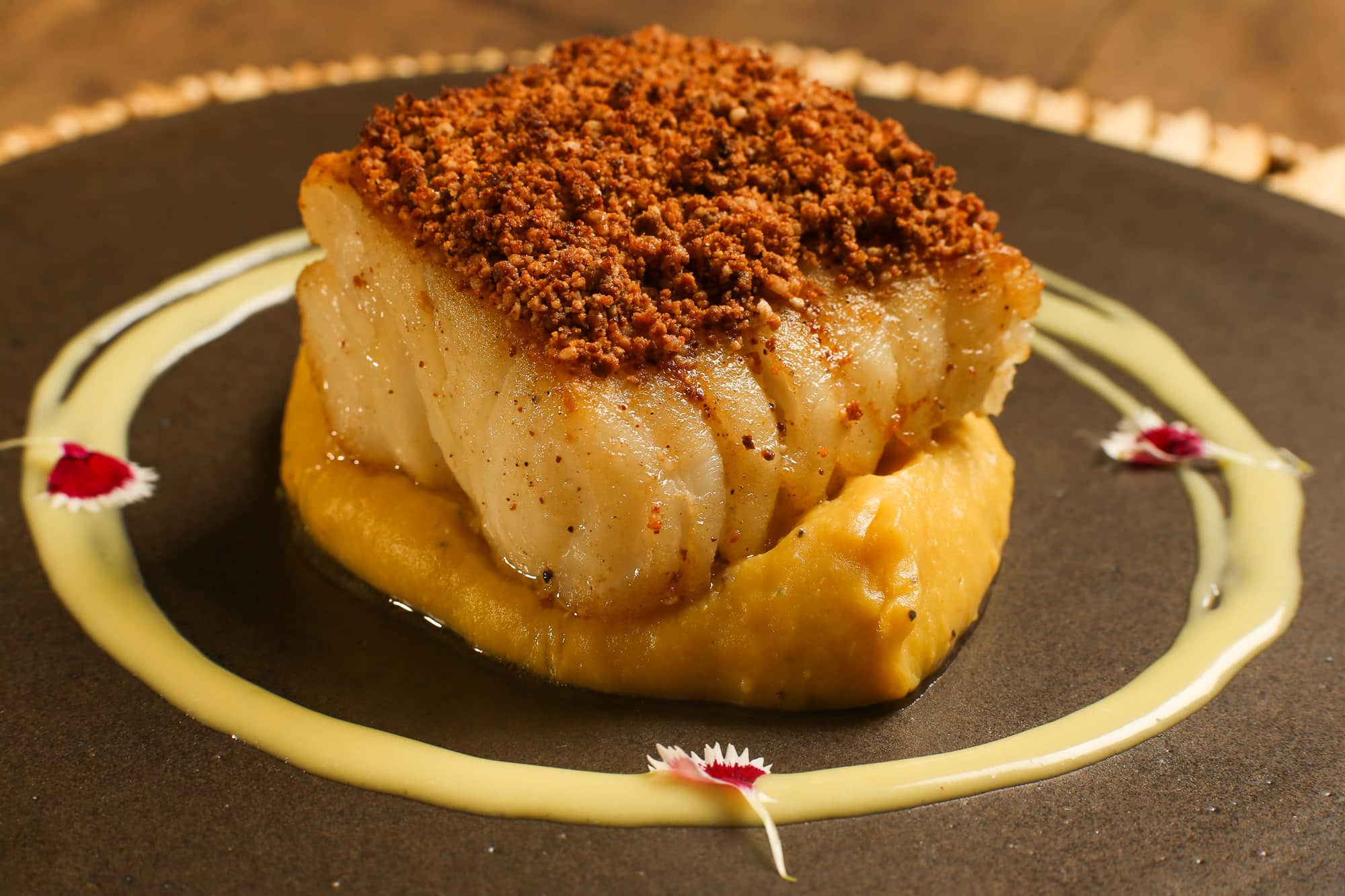 Peixe com crosta de baru, purê de banana-da-terra e vinagrete de ...